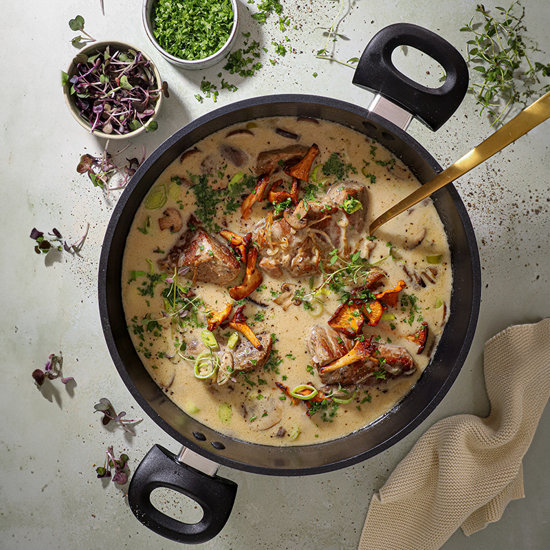 Opskrift - Braiseret nakkefilet med hvidvin og svampe | Kop & Kande